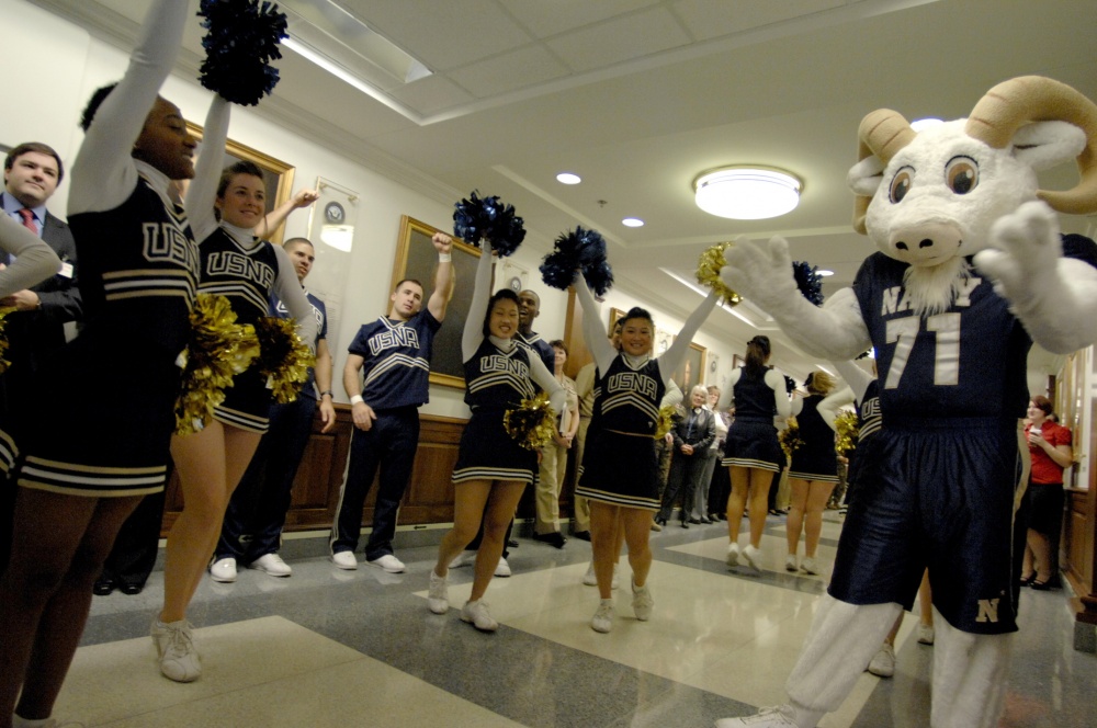 VIDEO: Navy marching band takes over Pentagon ahead of Army-Navy game ...