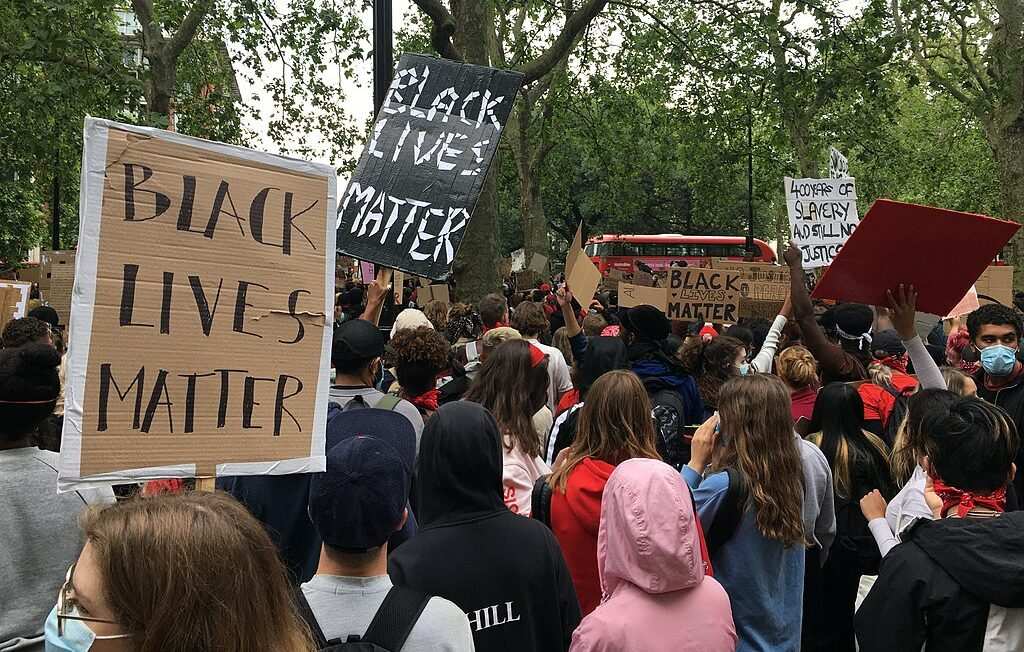 Videos/Pics: BLM traps 100 customers inside store they swarmed ...