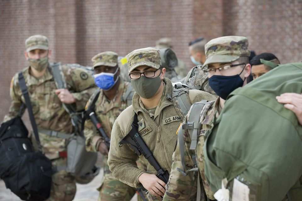 Pics/Videos: Hundreds of US troops sleeping on US Capitol floors with ...