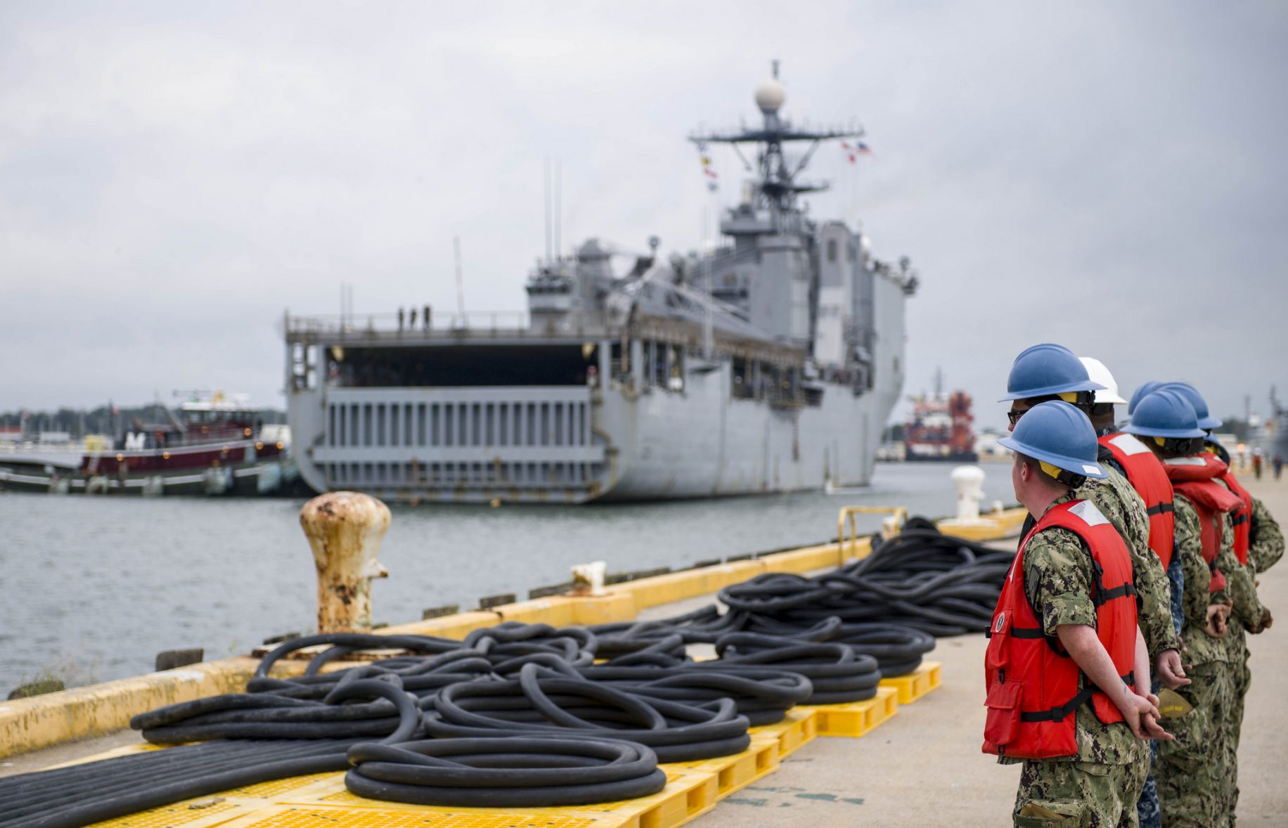 Stormy seas damage USS Gunston Hall; sailors sustain minor injuries ...
