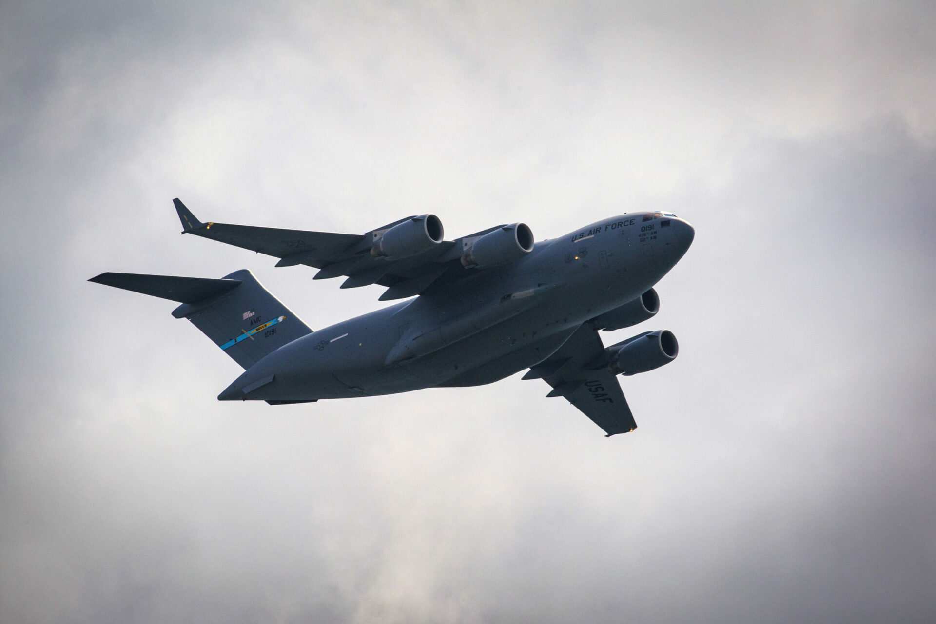 Final flight leaves Afghanistan ending 20-year war, hundreds of ...