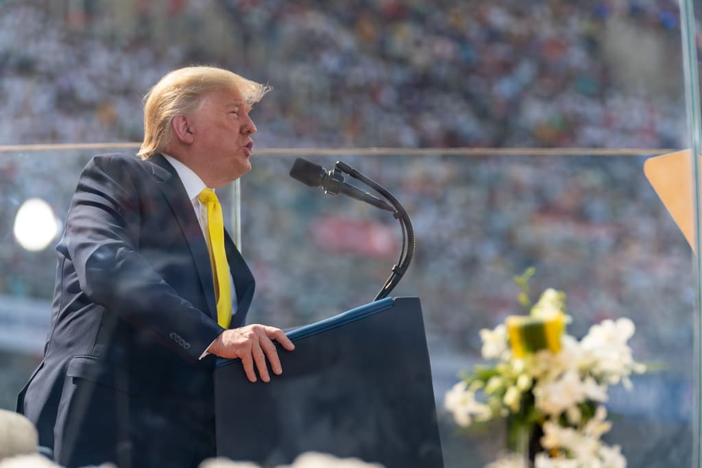Video/Pics: Trump speaks to largest rally yet: 110,000 in India stadium ...
