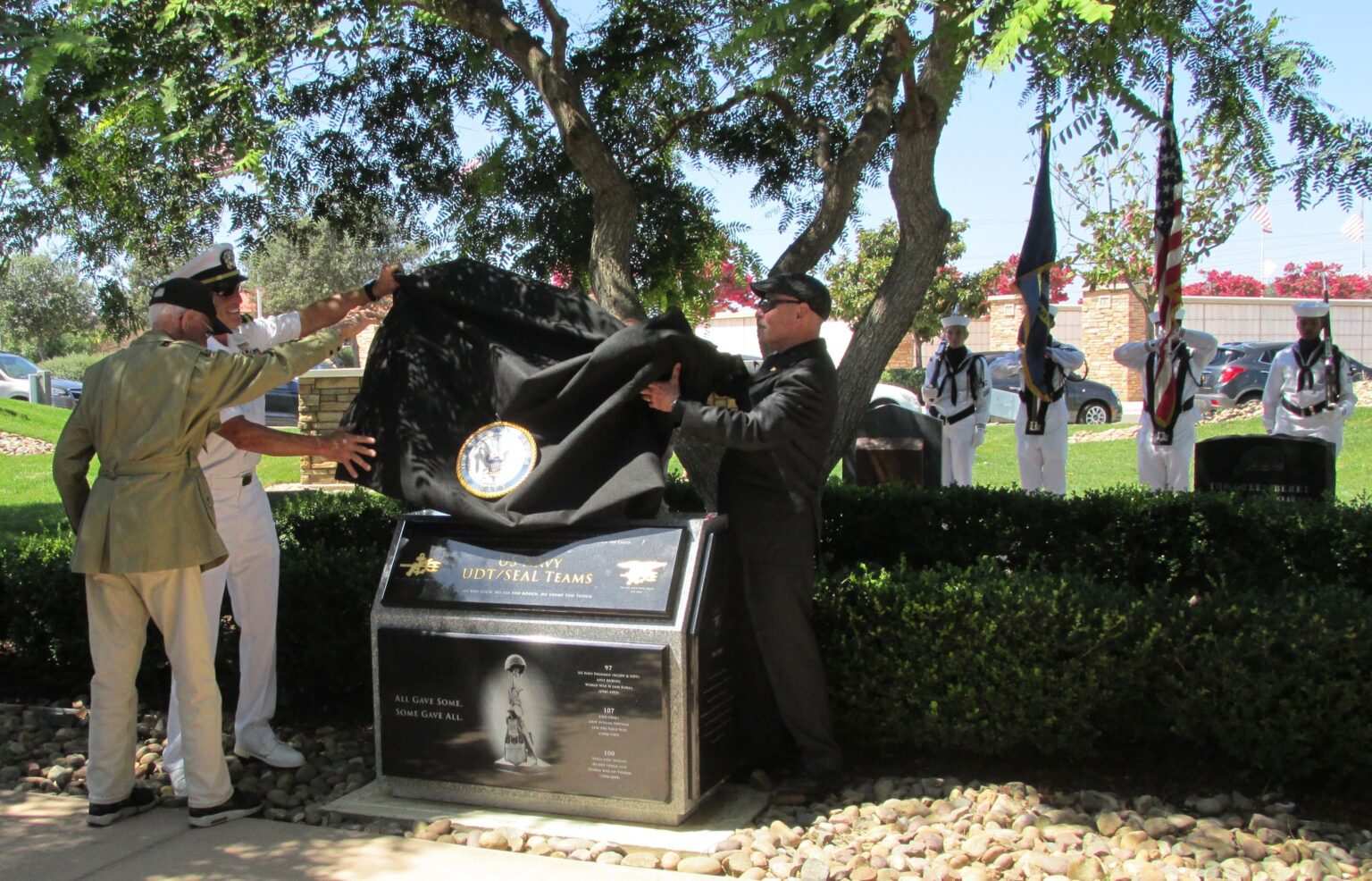 Pics: Navy SEALs dedicate monument to fallen underwater demolition ...