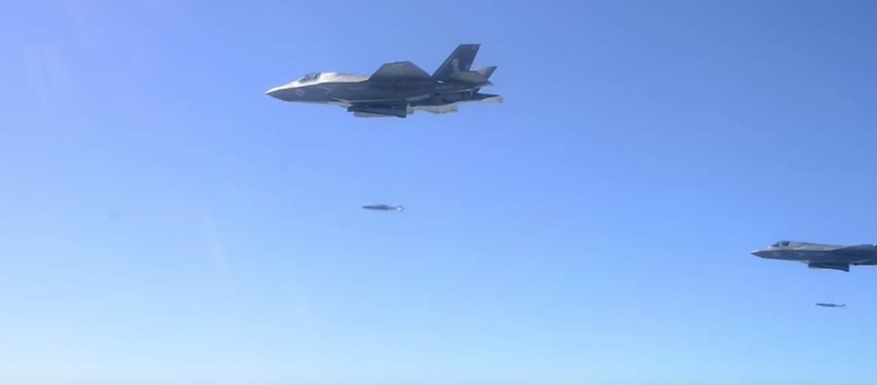 Watch B-1B bombers and F-35s drop bombs in a show of force on Korean ...
