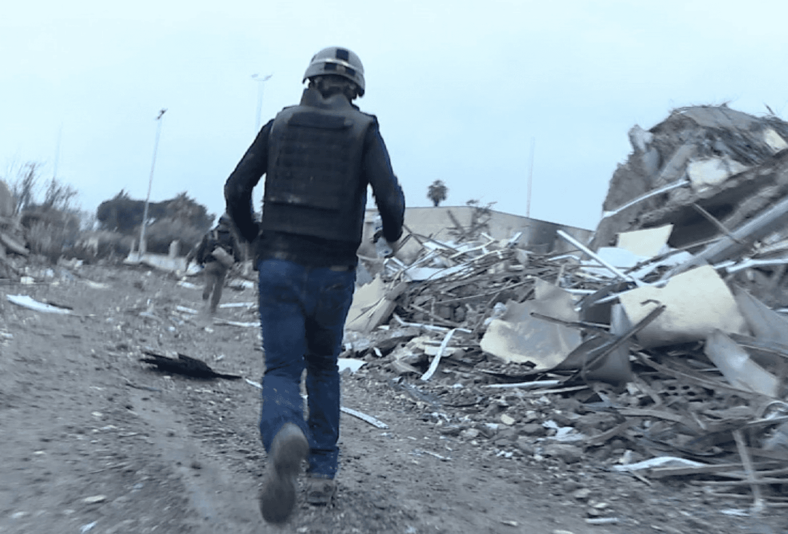 (VIDEO) Sky News reporter narrowly escapes ISIS suicide bomb explosion ...