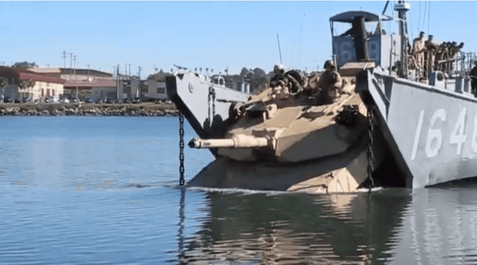 Watch M1 Abrams tanks going in for a dive during amphibious landing ...