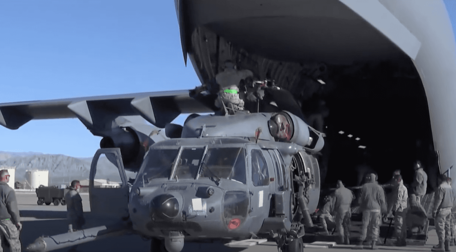 (VIDEO) Loading a helicopter into a C-17 Globemaster III in record time ...