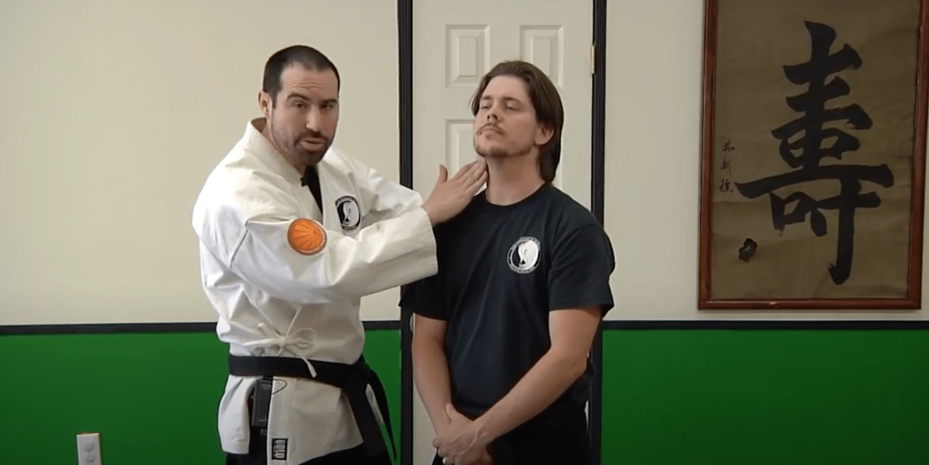 Amazing instructional video shows how to use pressure points on an ...