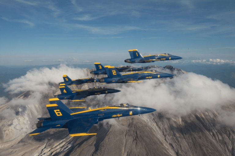 Here are 10 amazing photos of the US Navy Blue Angels