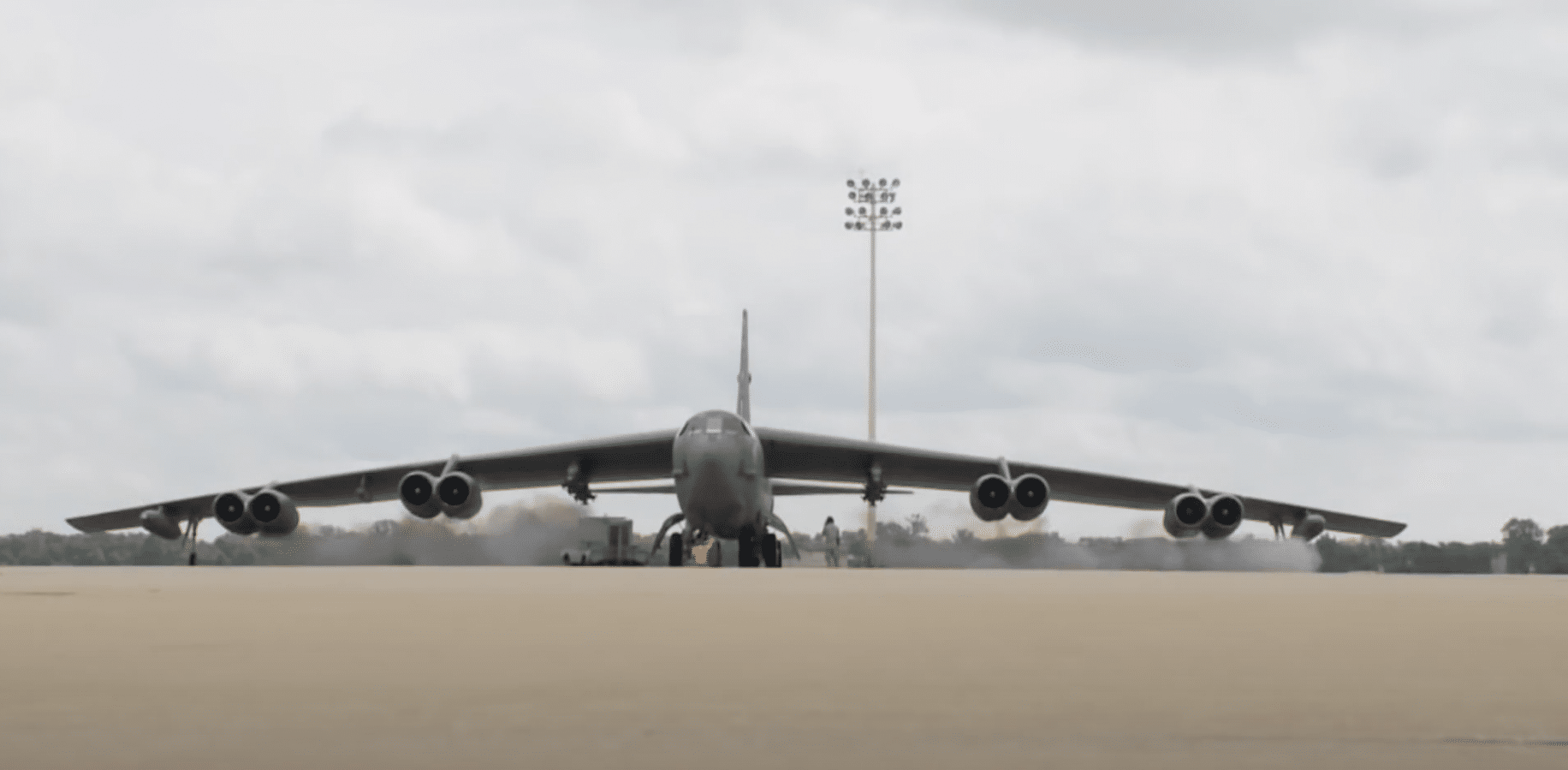 (VIDEO) Compilation of B-52 bombers during takeoff and landing ...
