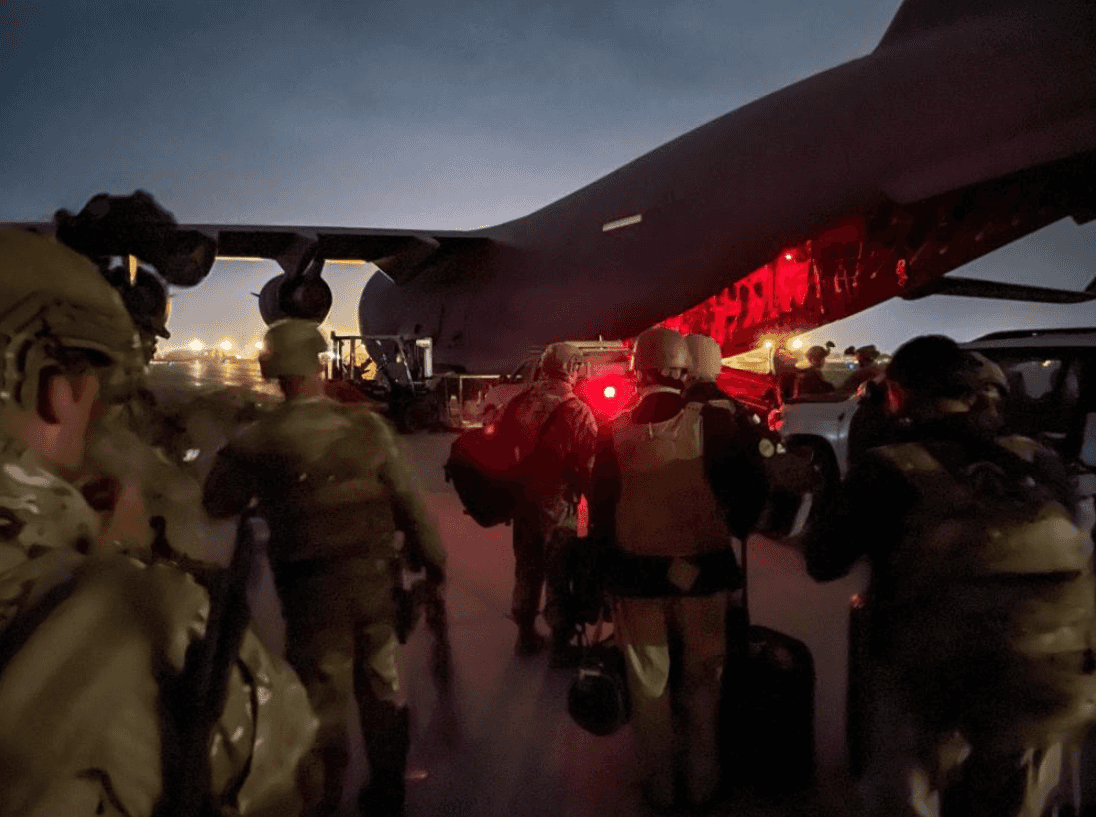 JUST RELEASED: 6 more photos of last US soldier leaving Afghanistan ...