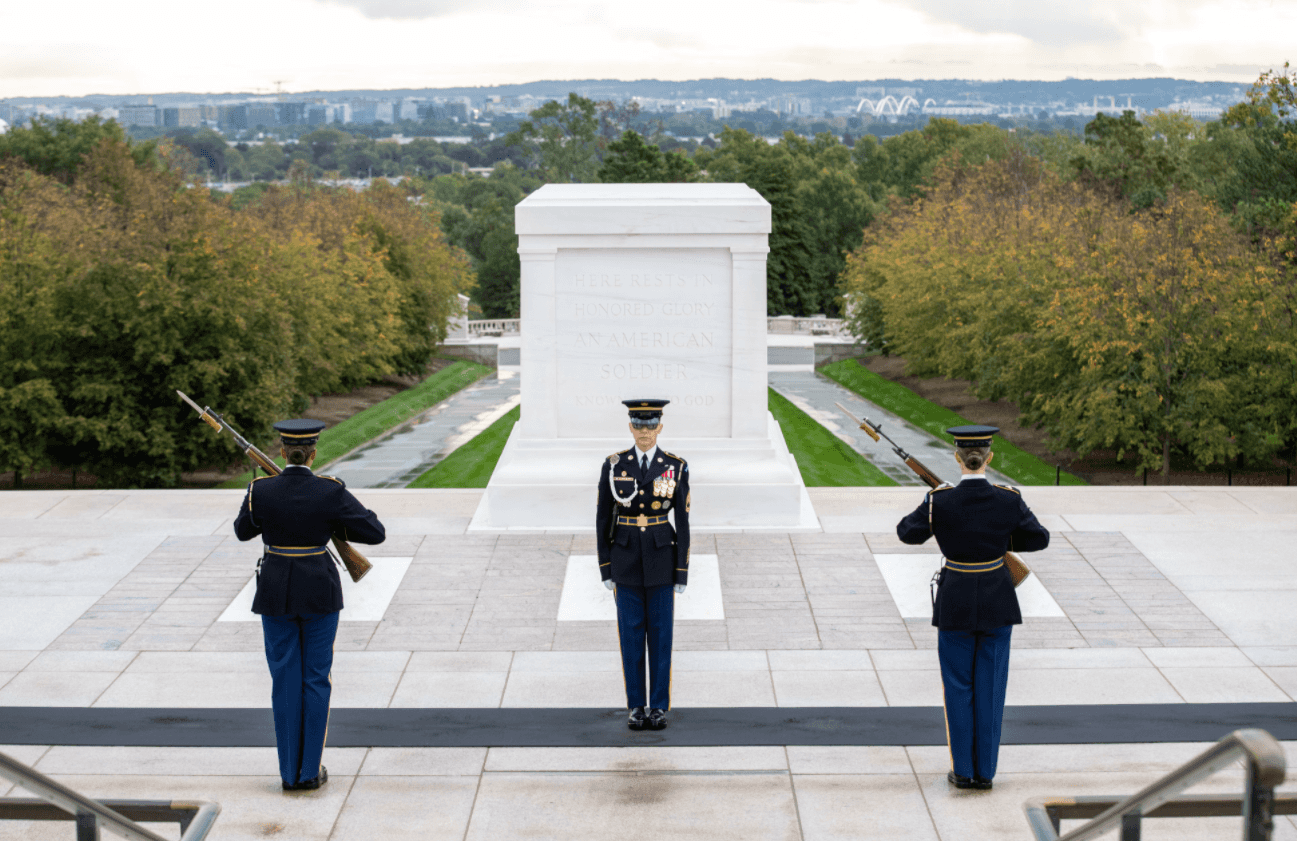 Video: US soldier battles storm for Tomb of the Unknown Soldier