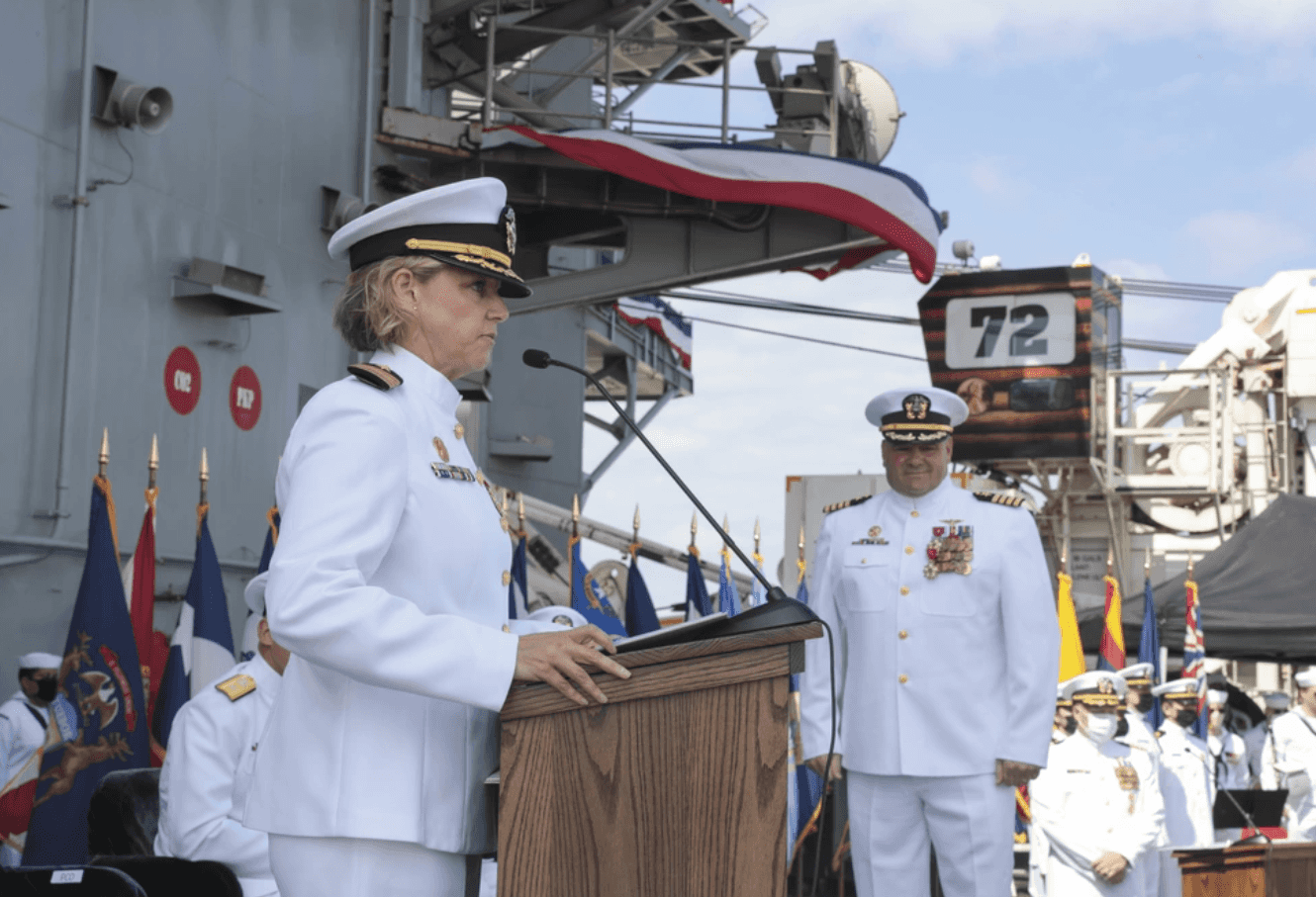 USS Abraham Lincoln captain becomes first woman to command deployed ...