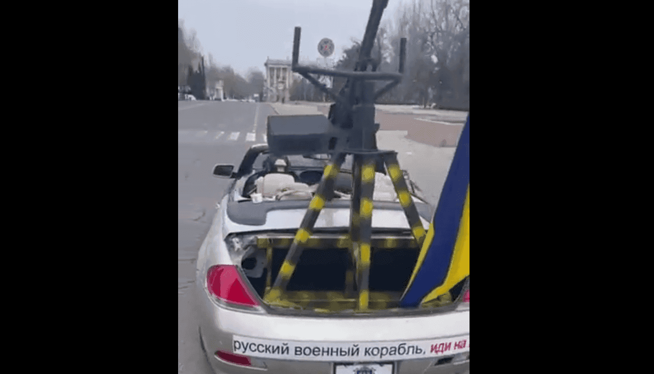 Video: Ukrainians mounted a machine gun to a BMW convertible | American ...