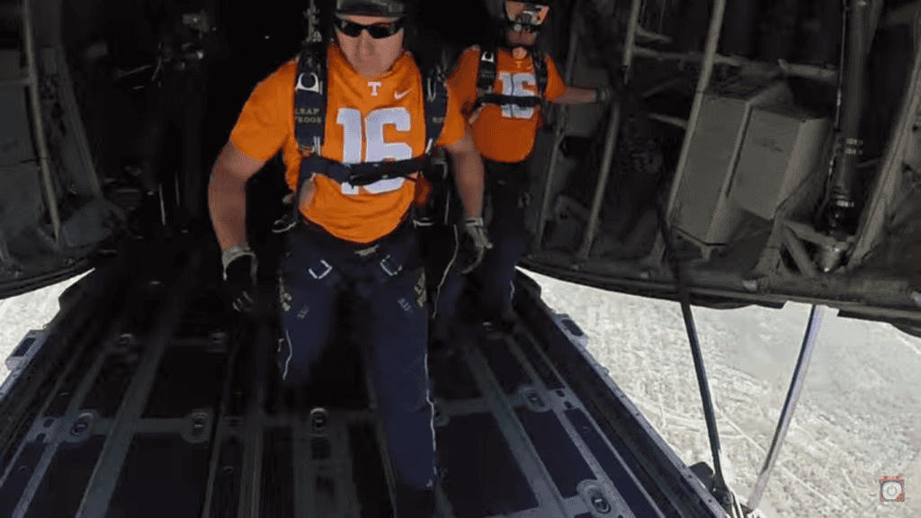Watch this incredible 60fps video footage of Navy SEALs parachuting ...