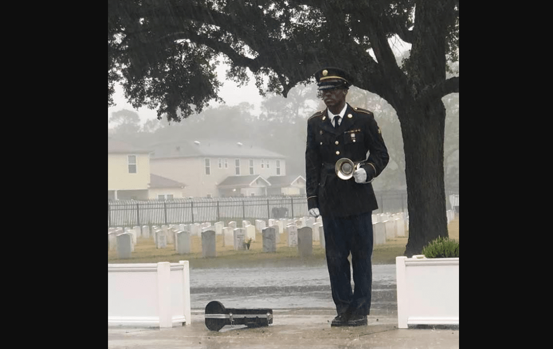 Here's the viral photo of a soldier paying tribute in the rain to a ...