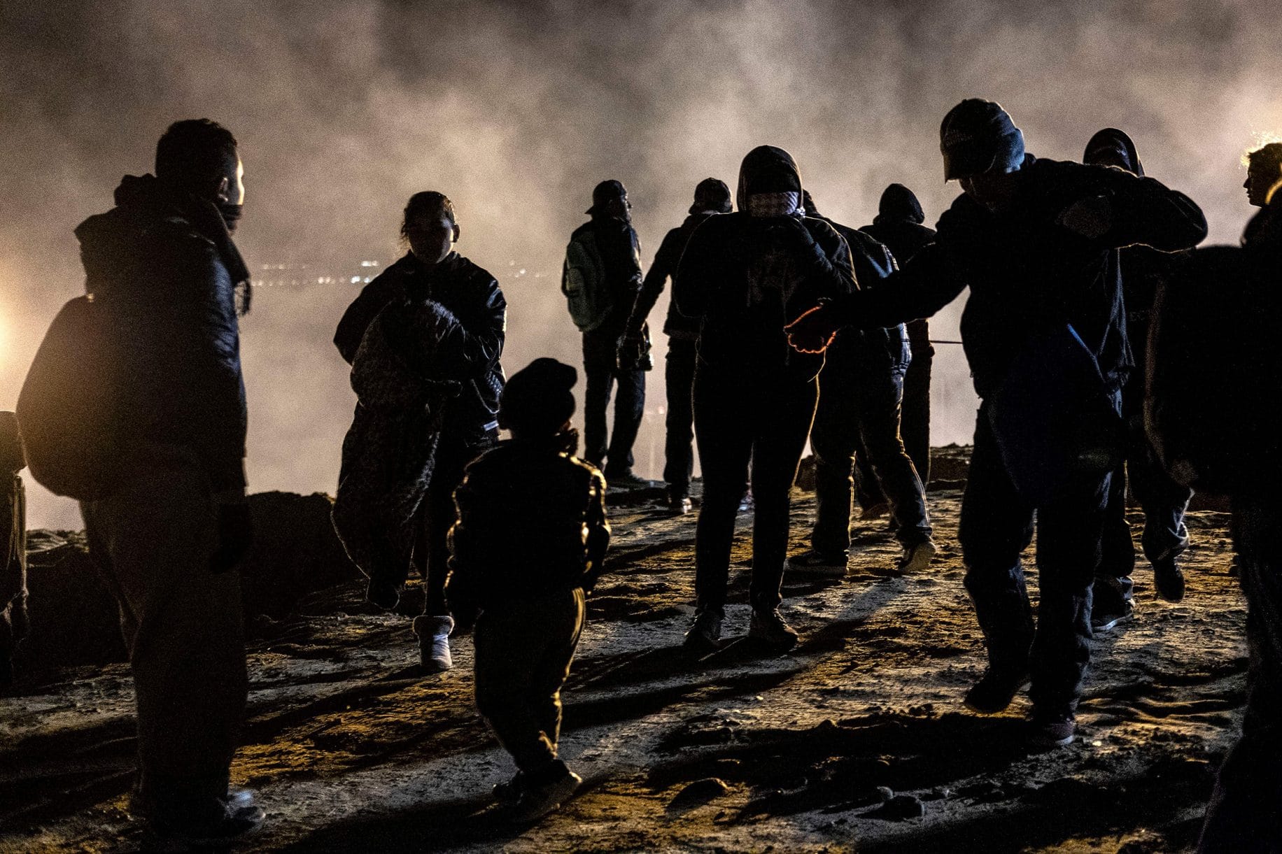 VIDEO: Border agents fire tear gas at migrants throwing rocks, trying ...