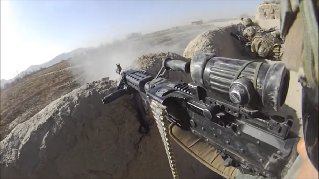 See a M240 gunner in combat ducking bullets and returning fire