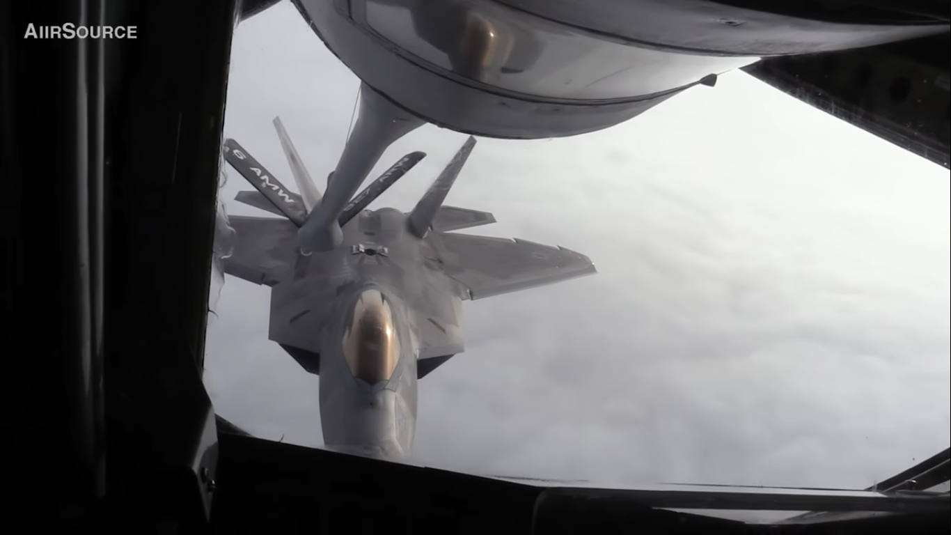 VIDEO: This is what a F-22 Raptor pilot and boom operator say to each ...