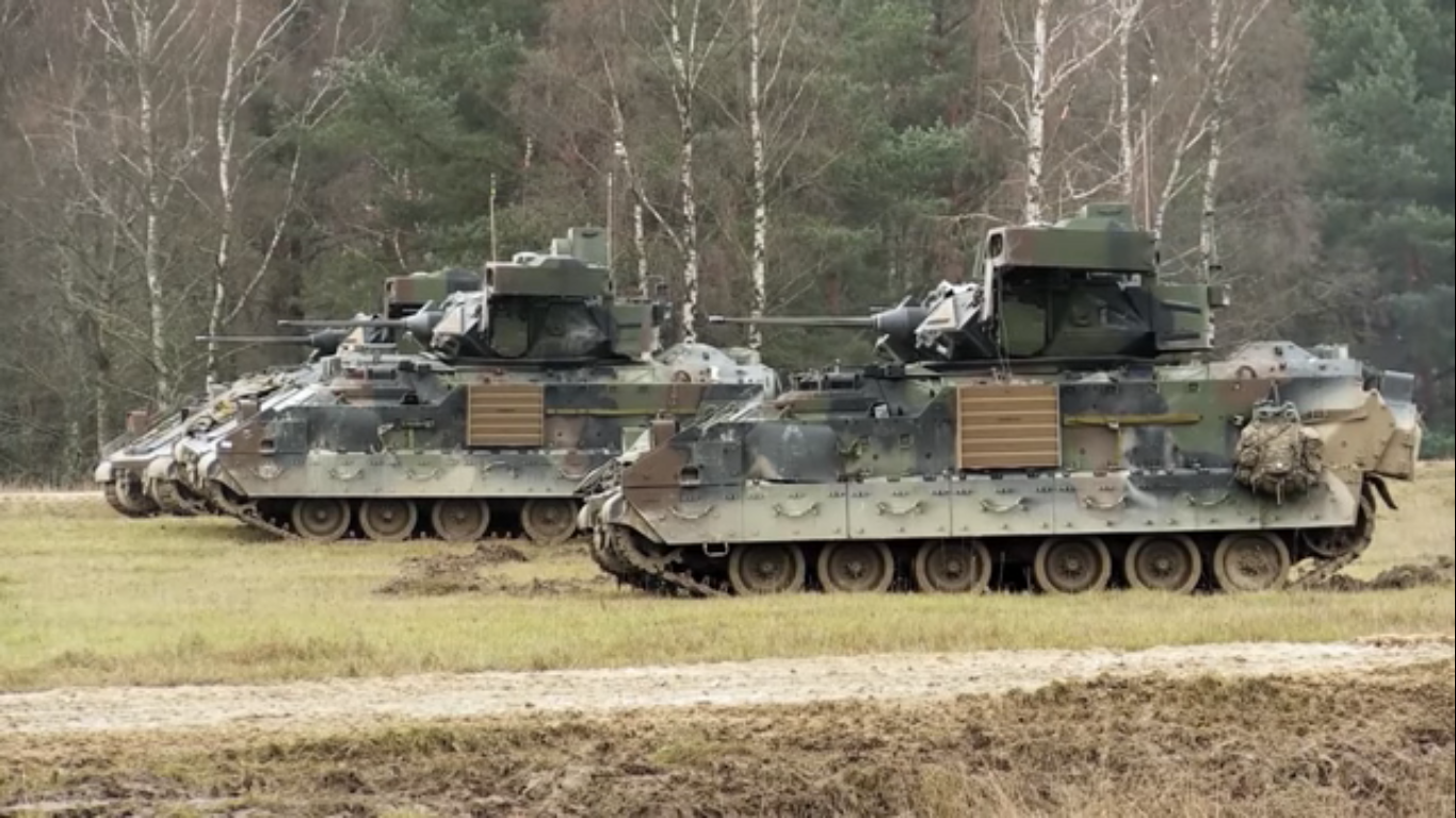 Here's footage showing the awesome firepower & versatility of the M2 Bradley IFV | American ...
