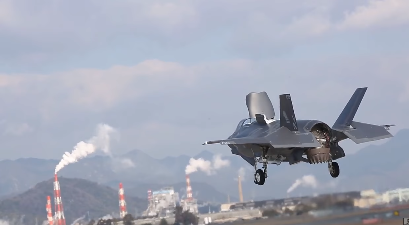A look at the U.S. Marine Corps F-35B doing vertical landing flight ...