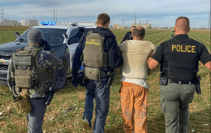 Raw Video: US Marshals, cops tackle 2 prison escapees in Arizona after ...