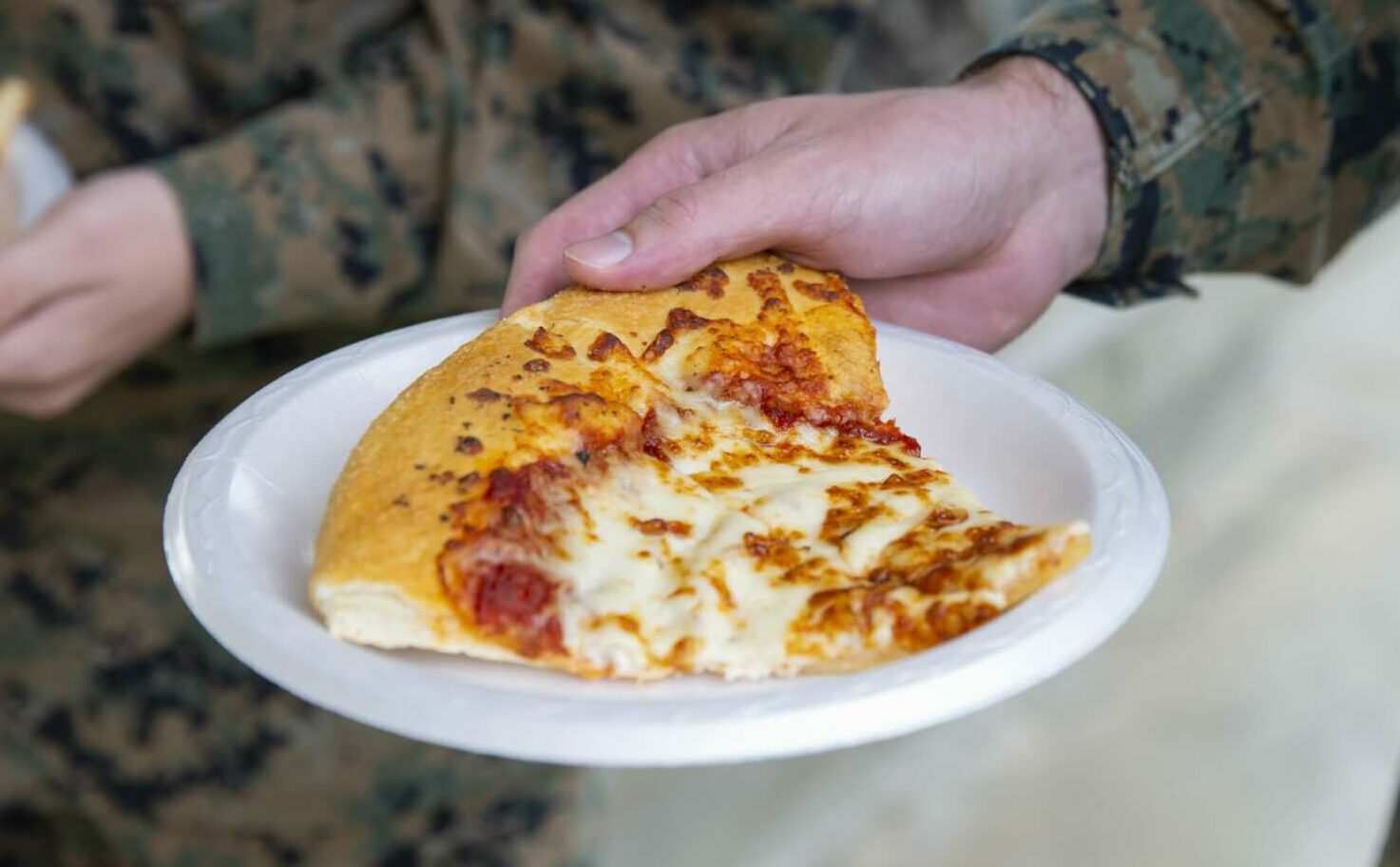 Video Pizza Driver Trips Suspect In Police Chase Doesnt Drop Pizza