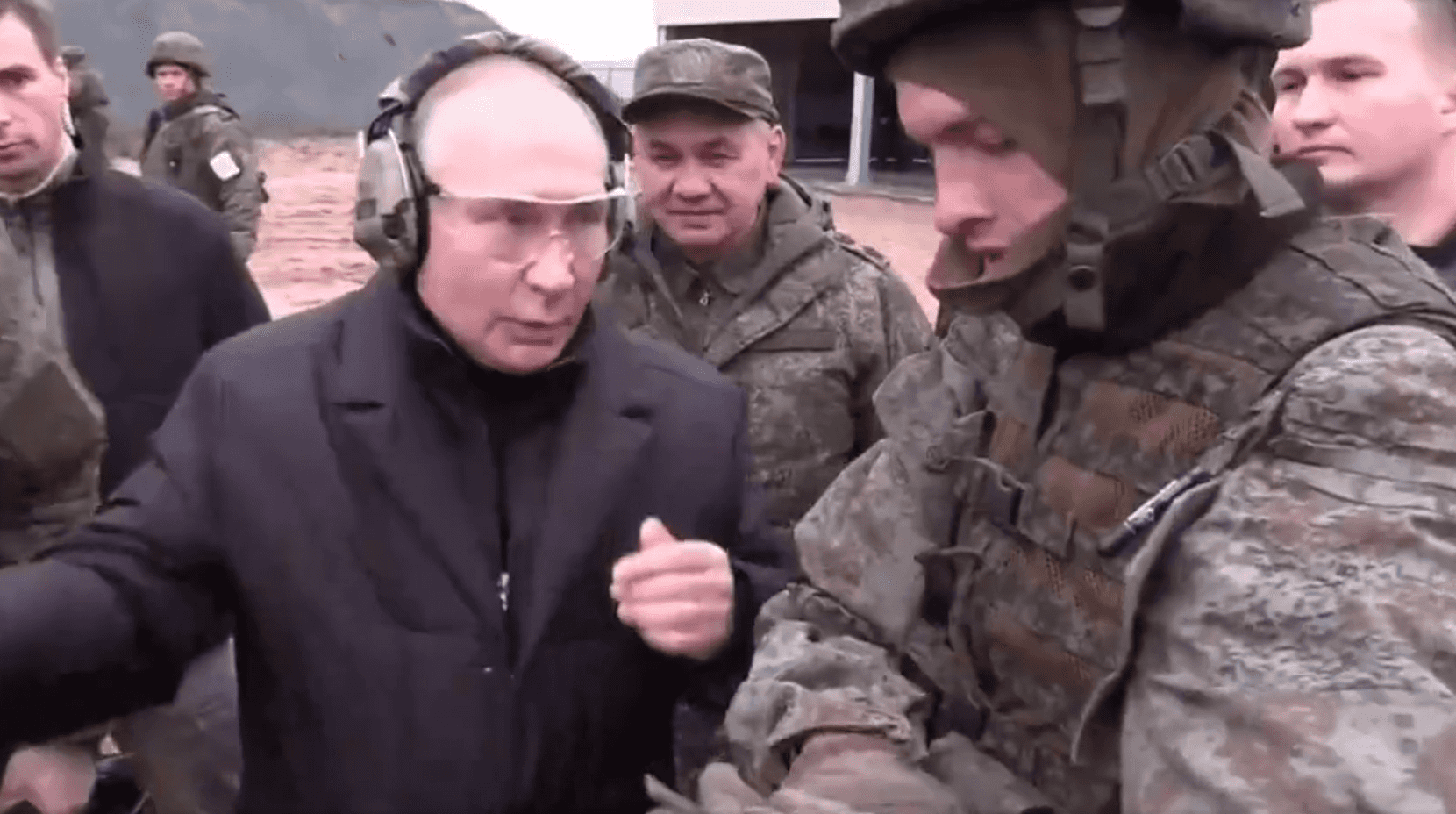 Video: Putin fires sniper rifle during visit of recently drafted troops